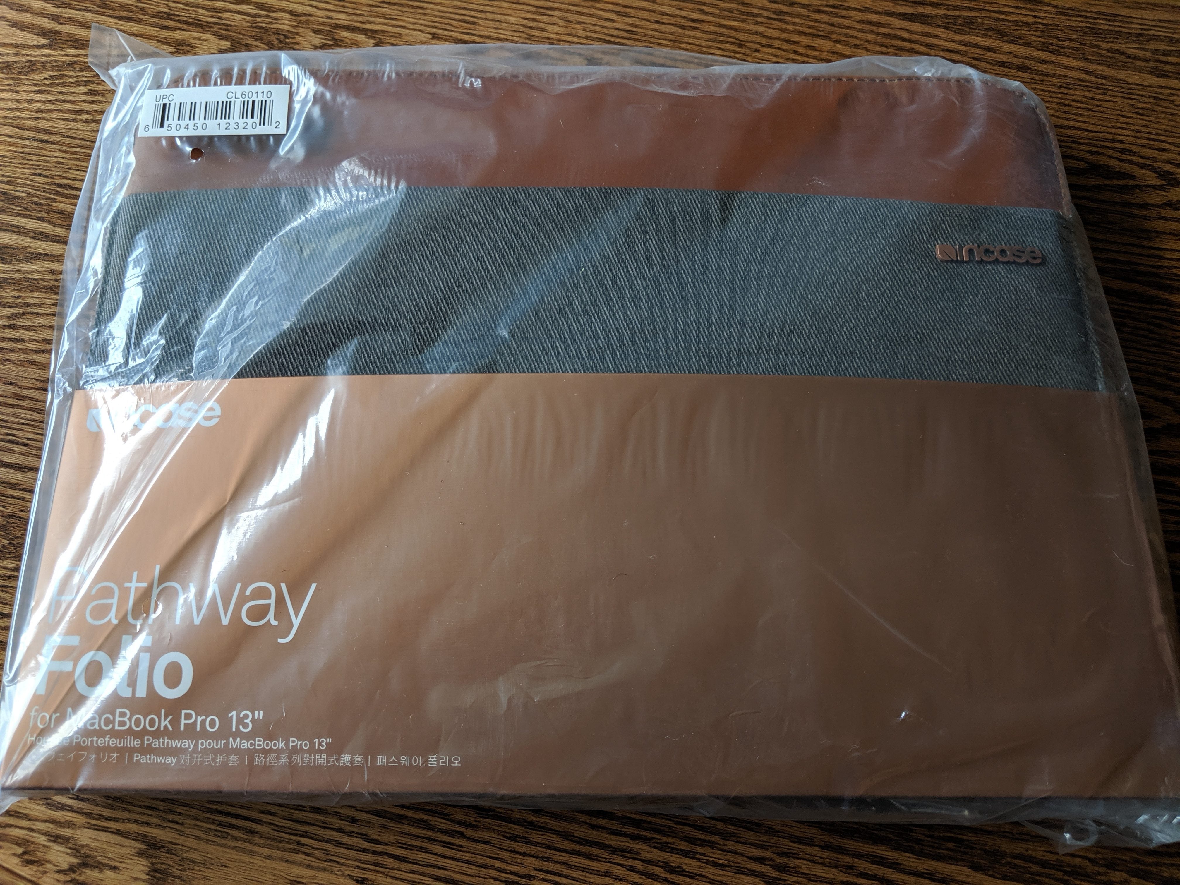 [Dollarama] $4 Incase Pathway Folio Tablet/Notebook Sleeve ...