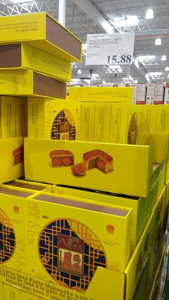 [Costco] Costco - A box of 4 x 2 egg yolks moon cake for $15.88 ...